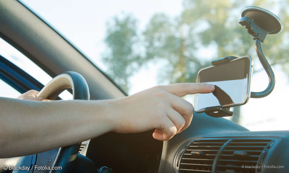 Smartphone im Auto nutzen und sicher ankommen - connect