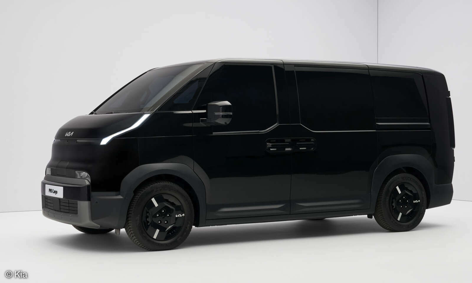 Kia PV5 Cargo geht an den Start - Günstiger Einstieg und offene Fragen ...